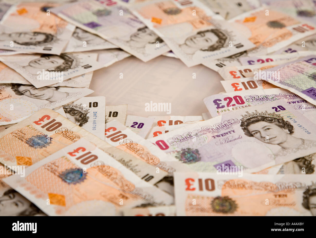 A circle of pound notes hi-res stock photography and images - Alamy