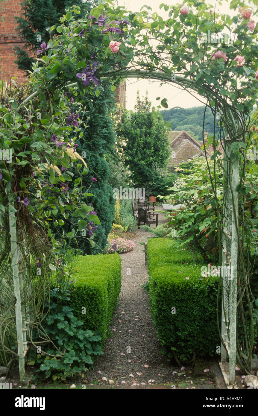 Arch of roses hi-res stock photography and images - Alamy