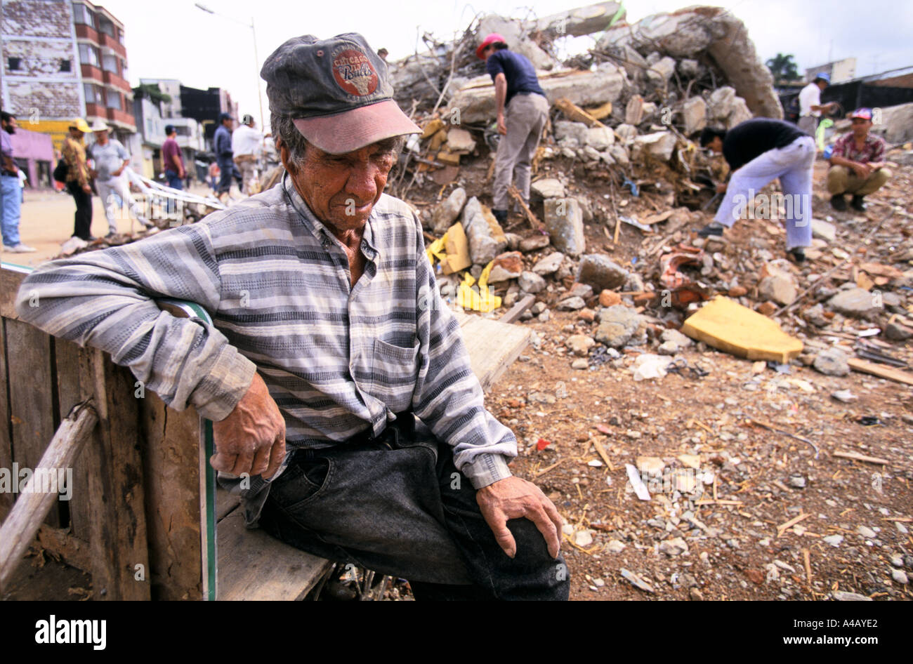 Earthquake in Colombia 1999 - old man takes a rest while people ...