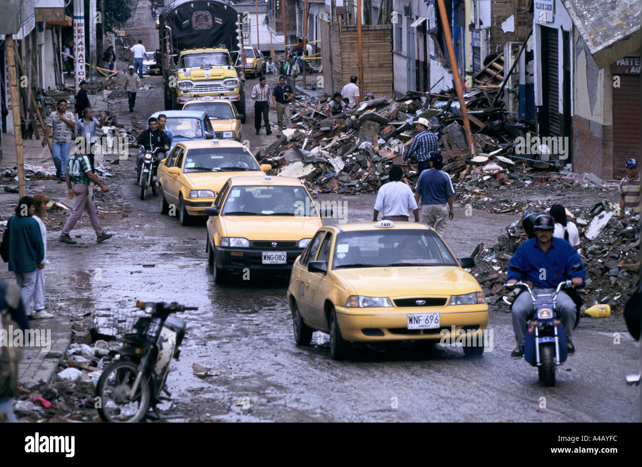 Earthquake in Colombia 1999 - with police restricting traffic into ...