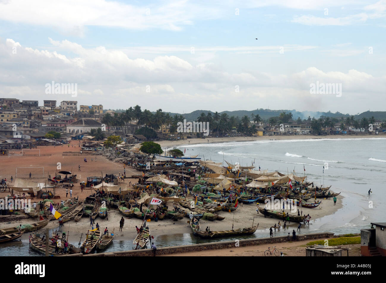 Fish market elmina ghana africa hi-res stock photography and images - Alamy