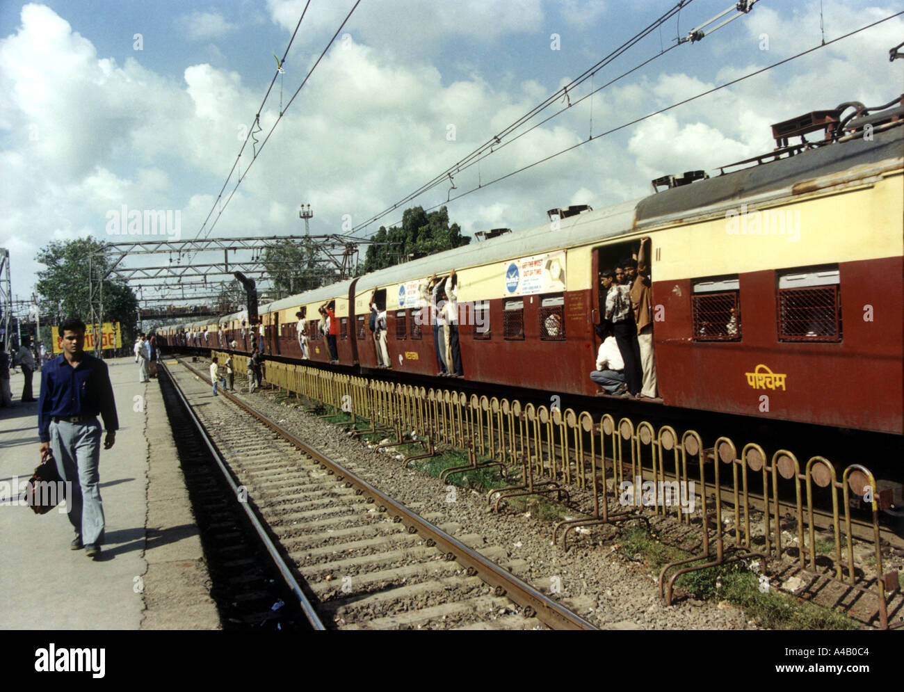 India train stations hi-res stock photography and images - Alamy