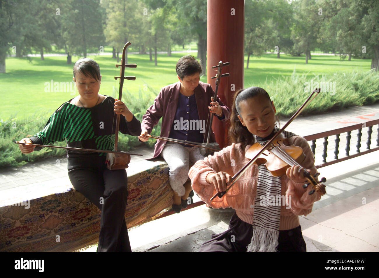 Chinese entertainment hi-res stock photography and images - Alamy