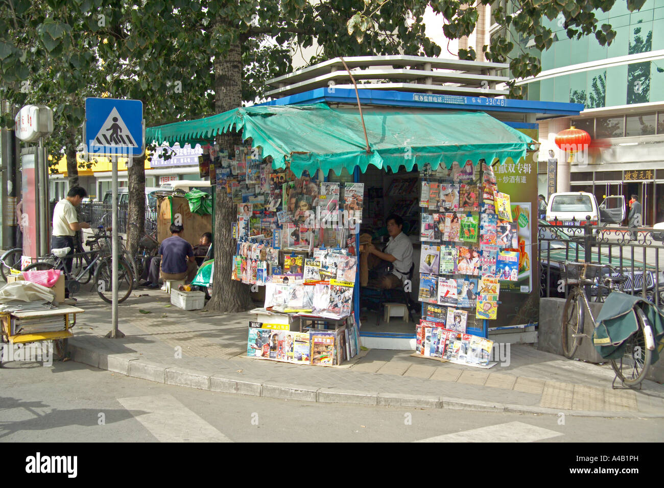 newspaper kiosk on street corner Stock Photo - Alamy