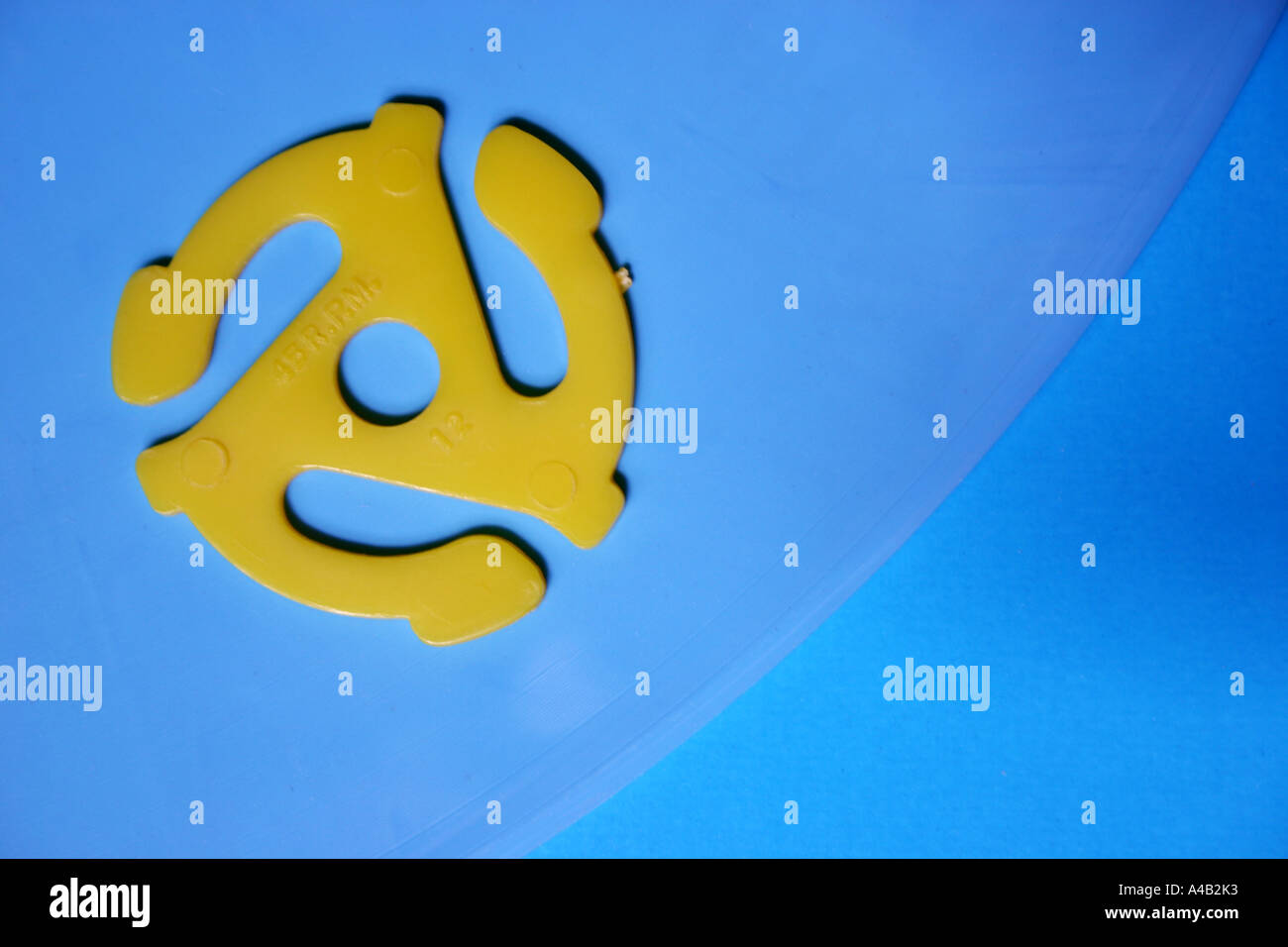45 adapter on blue record Stock Photo - Alamy