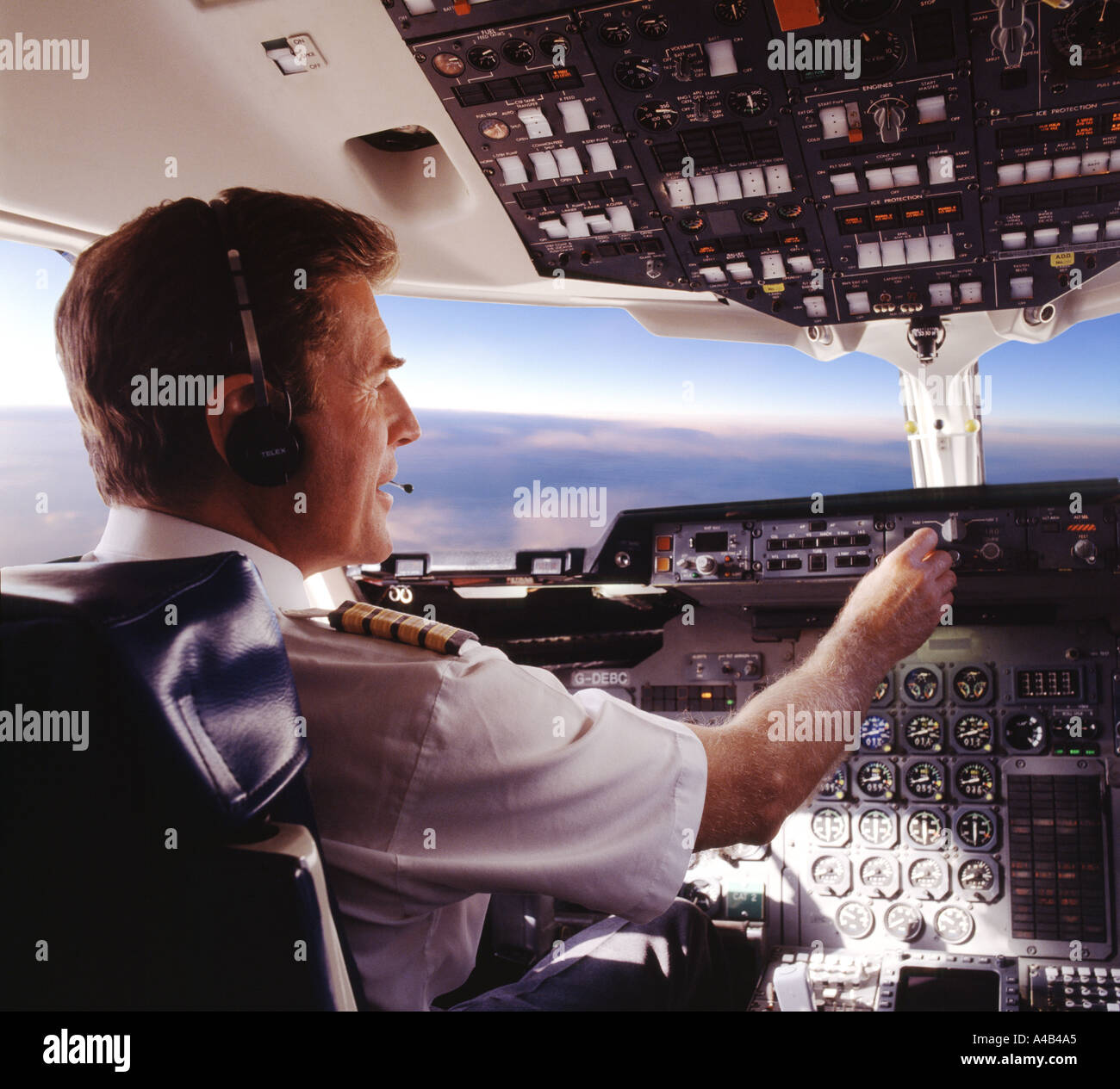 pilot flying commercial aircraft Stock Photo - Alamy