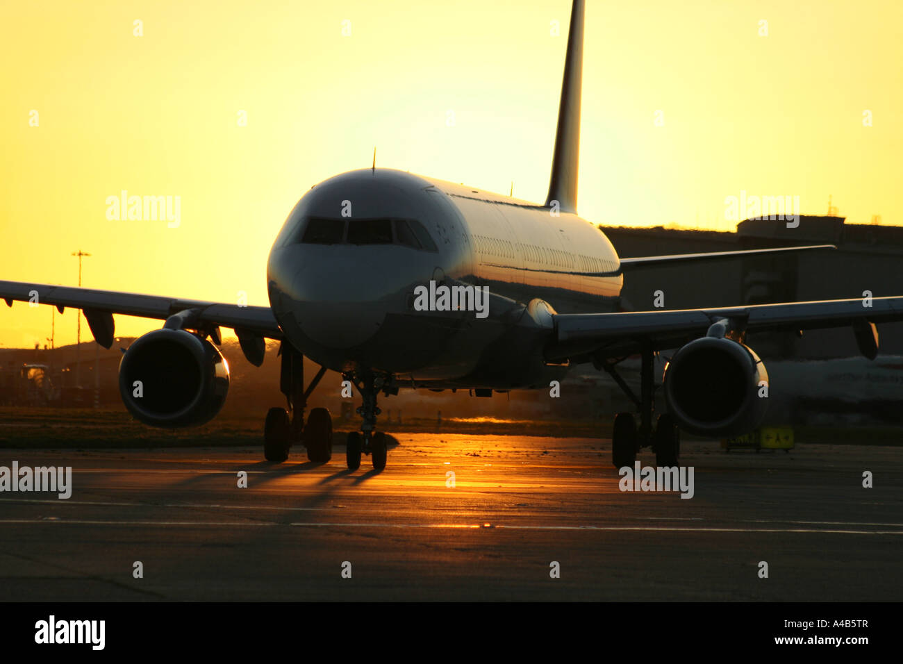 Plane flying into sunset hi-res stock photography and images - Alamy