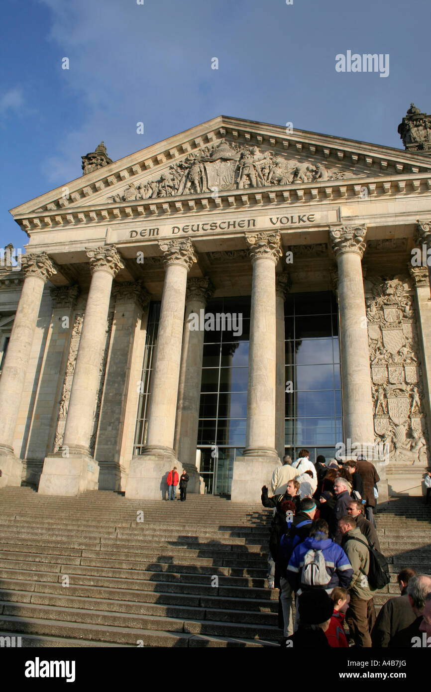 crowd lining up to visit the reichstag berlin germany Stock Photo - Alamy