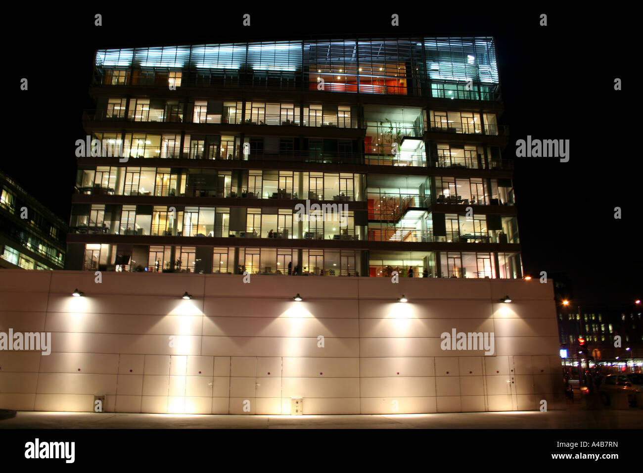 Office block exterior dark night hi-res stock photography and images ...