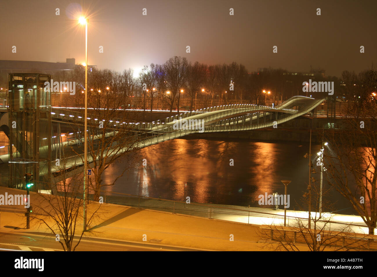 simon de beauvoir footbridge at night paris france Stock Photo - Alamy