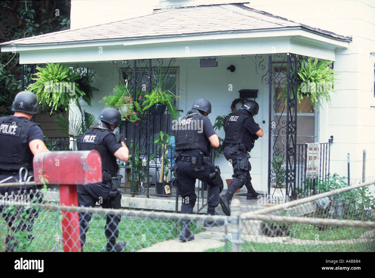 Police tactical team making entry. Kansas City, MO, USA Stock Photo - Alamy