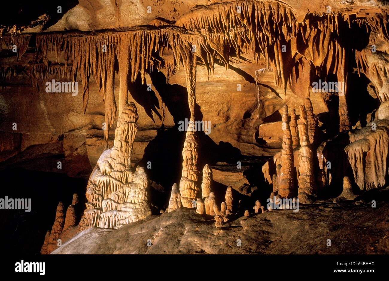 Cave drapery hi-res stock photography and images - Alamy