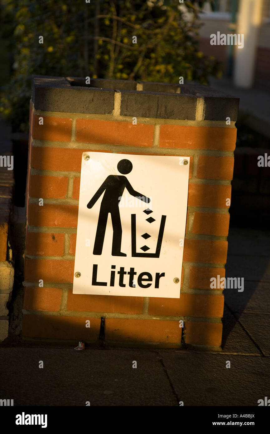 Litter sign on a dustbin Stock Photo - Alamy