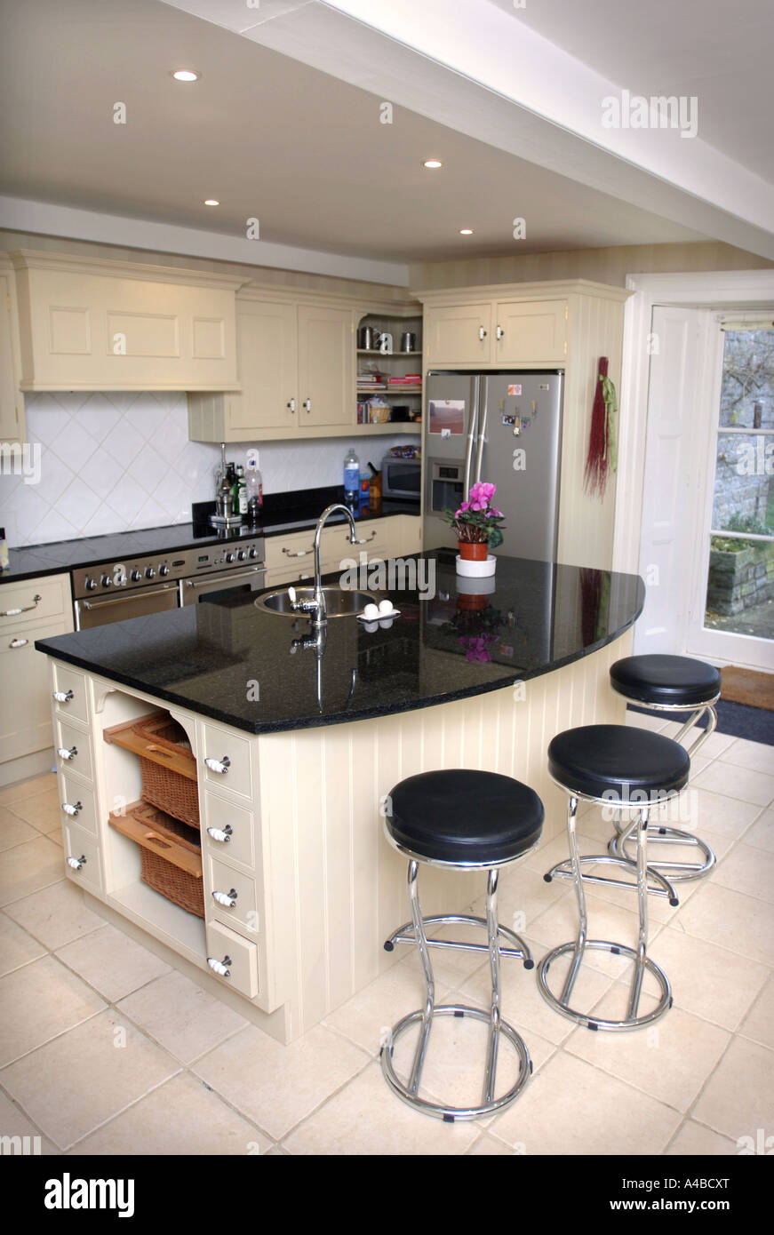 A KITCHEN WITH A GRANITE WORK SURFACE Stock Photo - Alamy