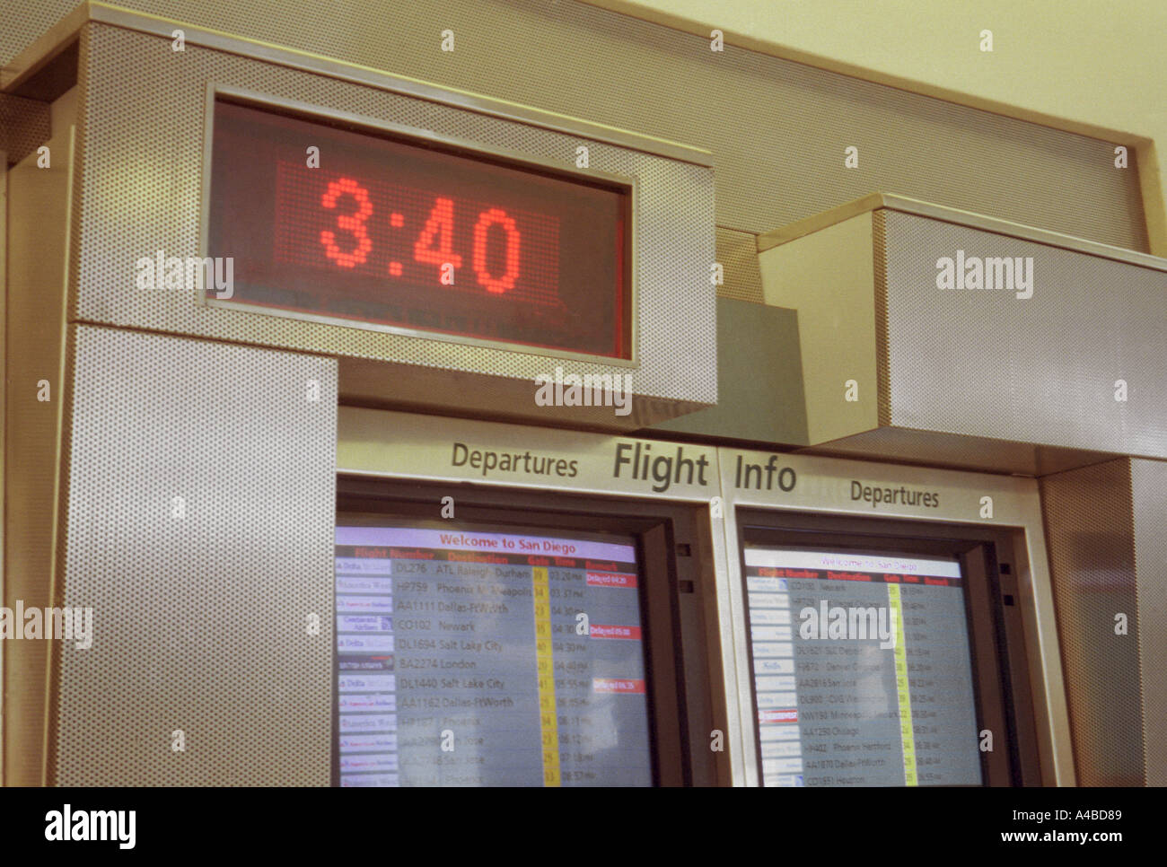 AIRPORT DIGITAL TIME DISPLAY AND FLIGHT SCHEDULES Stock Photo - Alamy