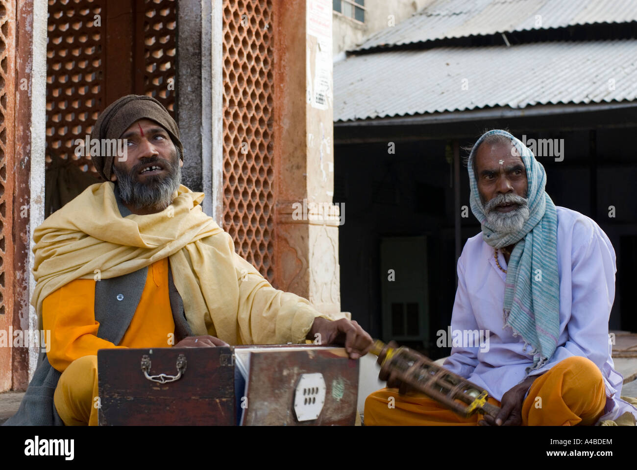 Poor musicians hi-res stock photography and images - Alamy