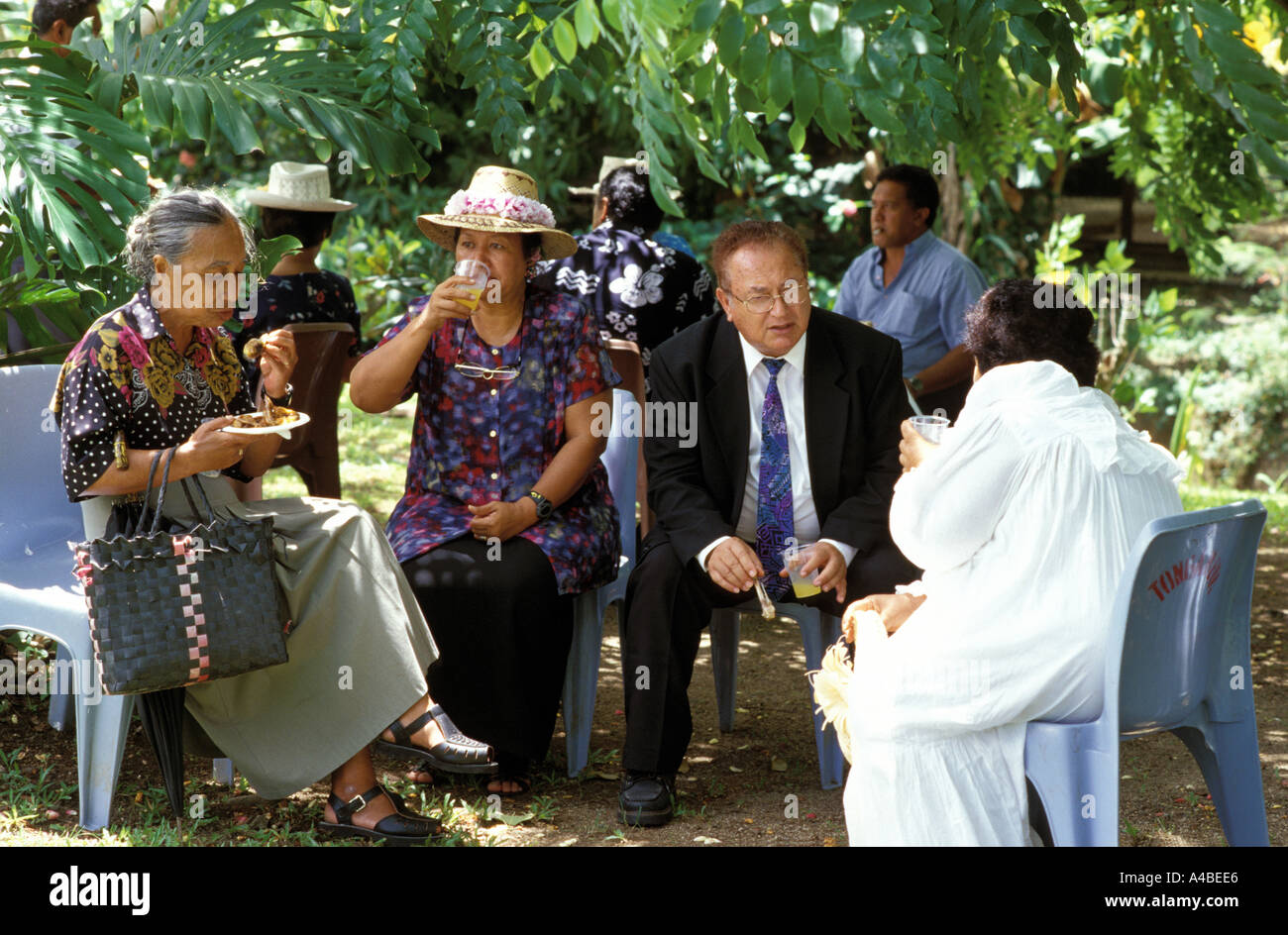 Cook Islands Rarotonga People eating at a ceremony Stock Photo - Alamy