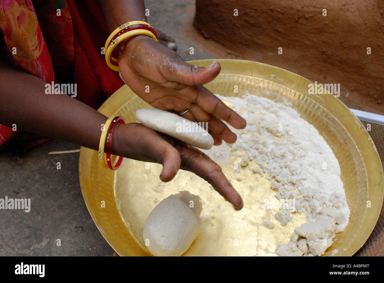 Indian woman making chapatis hi-res stock photography and images - Alamy