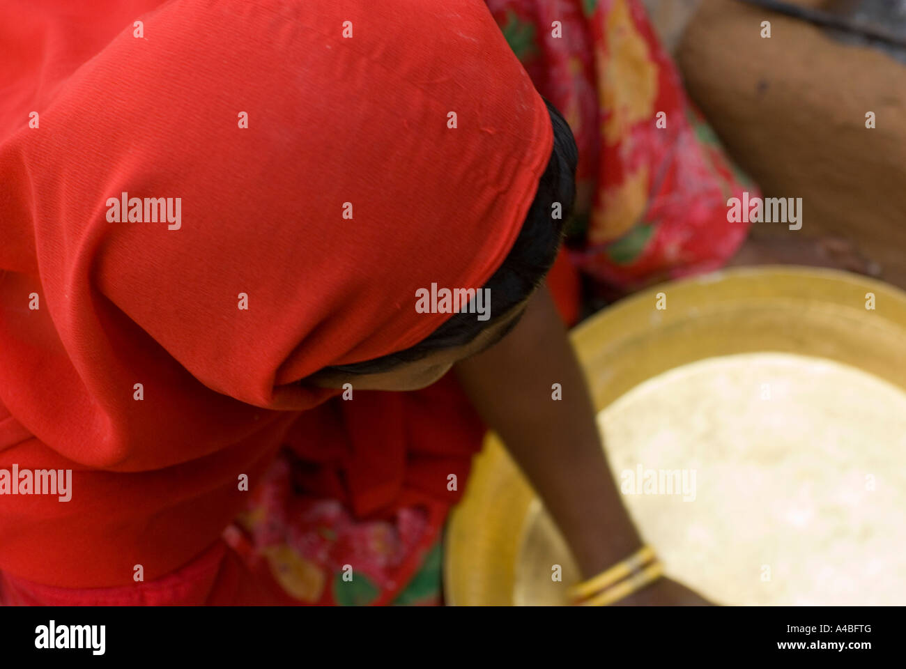 Hindu woman making chapatis hi-res stock photography and images - Alamy
