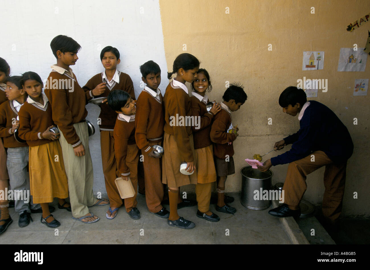 Children queue hi-res stock photography and images - Alamy