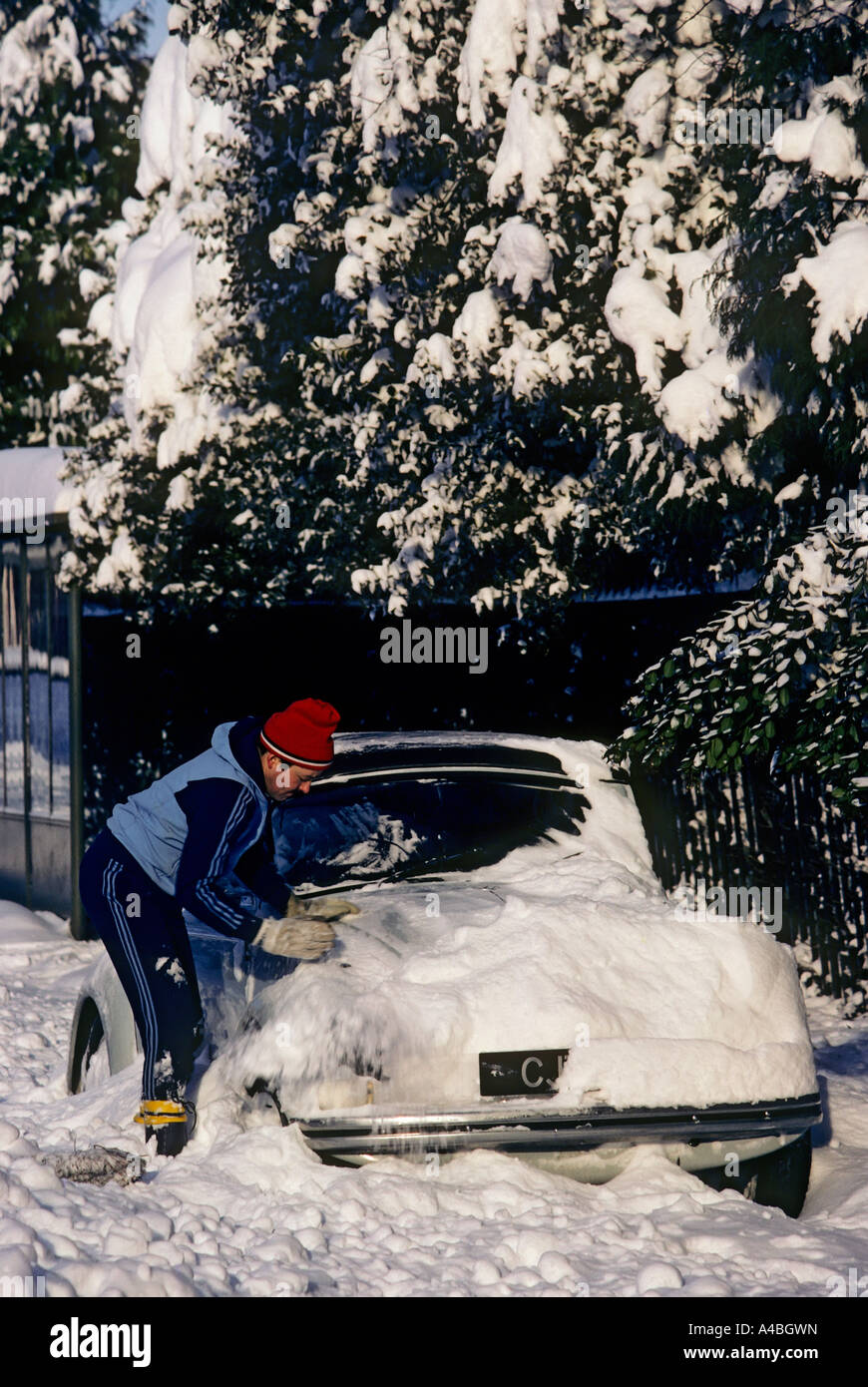 Man clearing snow from car hi-res stock photography and images - Alamy
