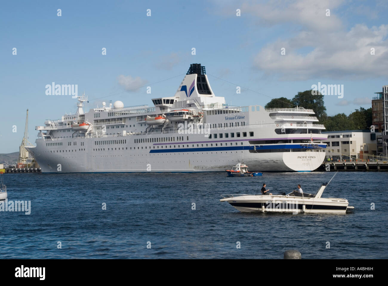 The luxury Japanese cruise ship Pacific Venus leaving Hobart Tasmania ...