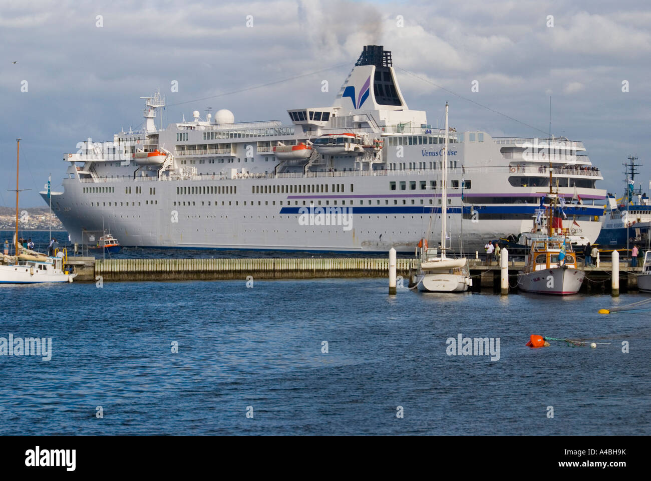 The luxury Japanese cruise ship Pacific Venus leaving Hobart Tasmania ...