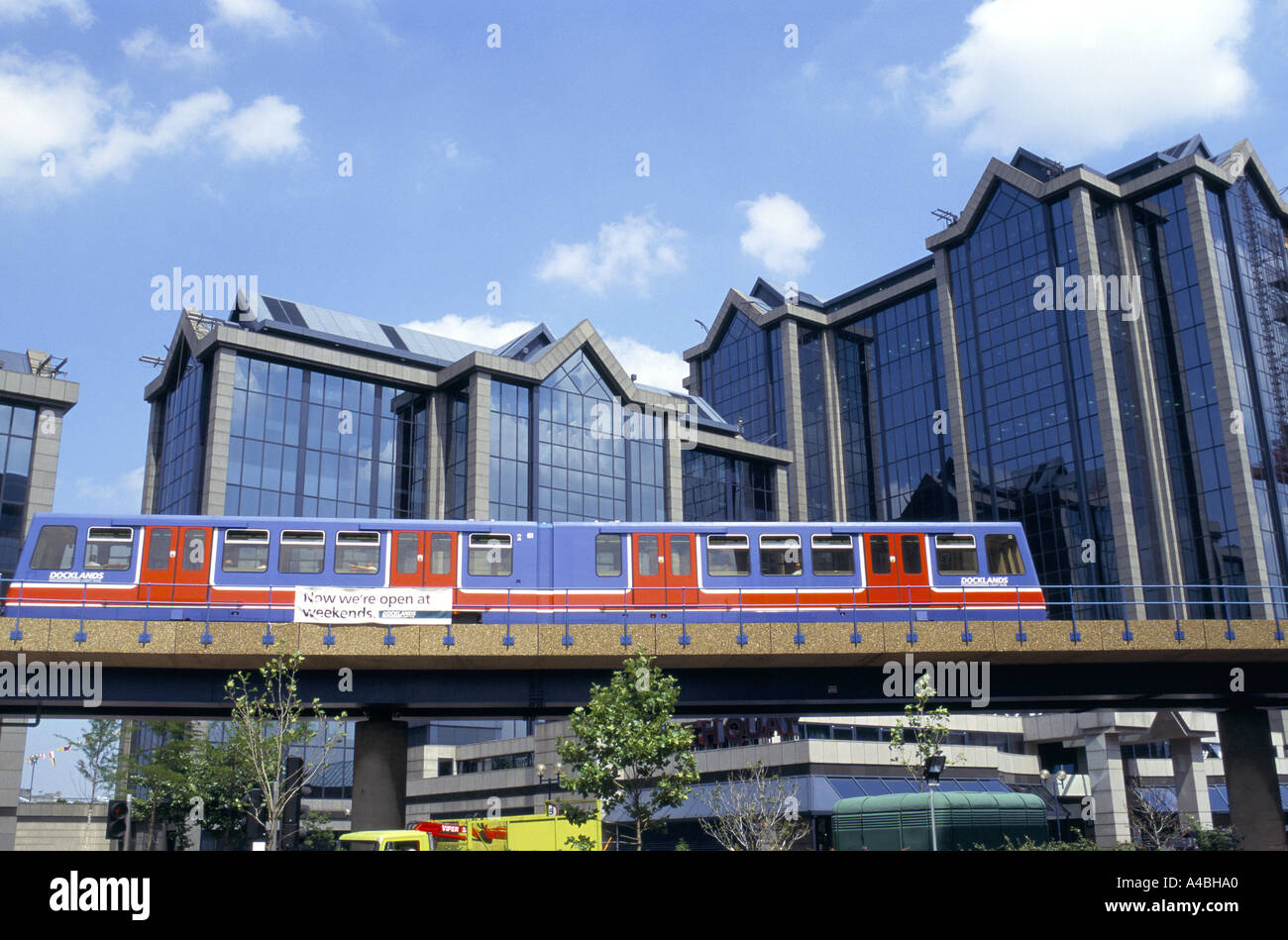 THE DOCKLANDS LIGHT RAILWAY RUNNING ON OVERGROUND TRACK ALONGSIDE ...