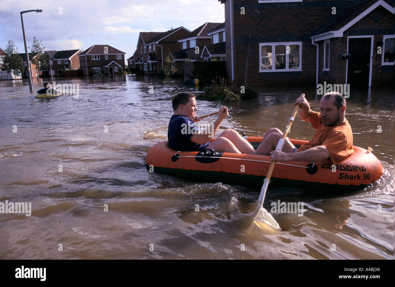 floods in the uk 2000 residents of the floodeed area in balby south of ...