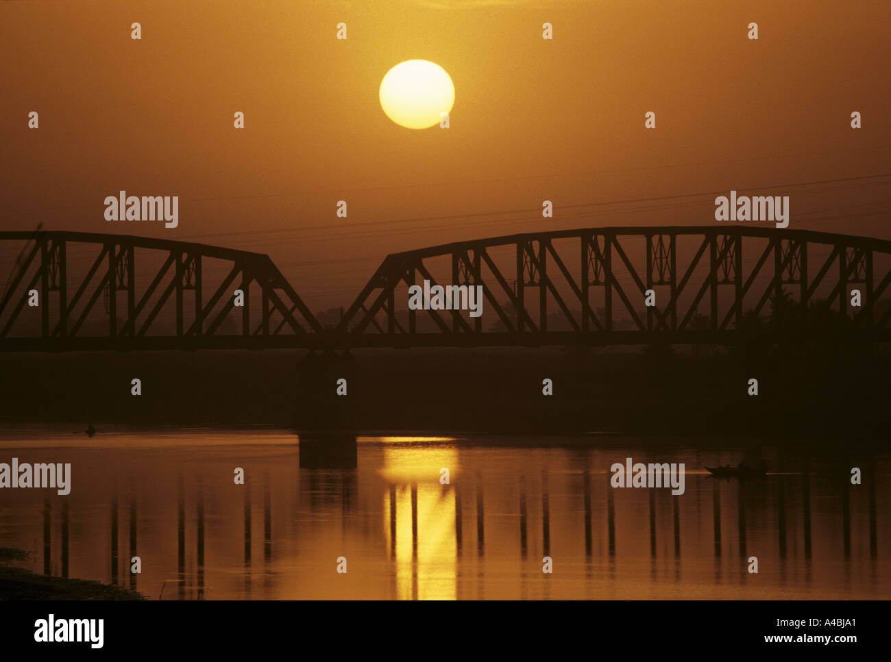 bridge over river indus punjab province pakistan 4 89 Stock Photo - Alamy