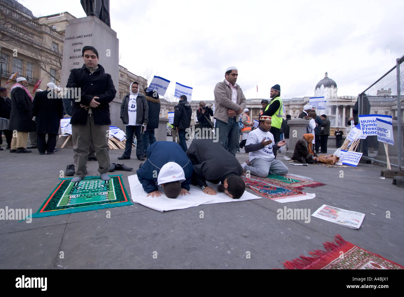 praying islamic protesters meeting in Trafalgar square demonstrate ...