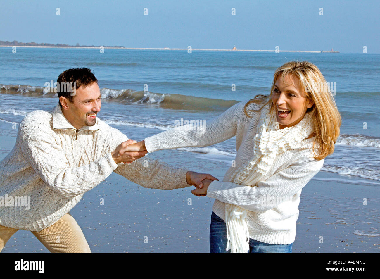 Paar hat Spass am Meer, couple having fun by the sea Stock Photo - Alamy
