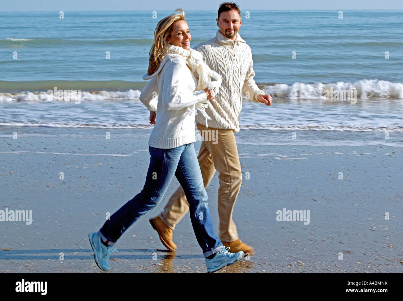 Paar hat Spass am Meer, couple having fun by the sea Stock Photo - Alamy