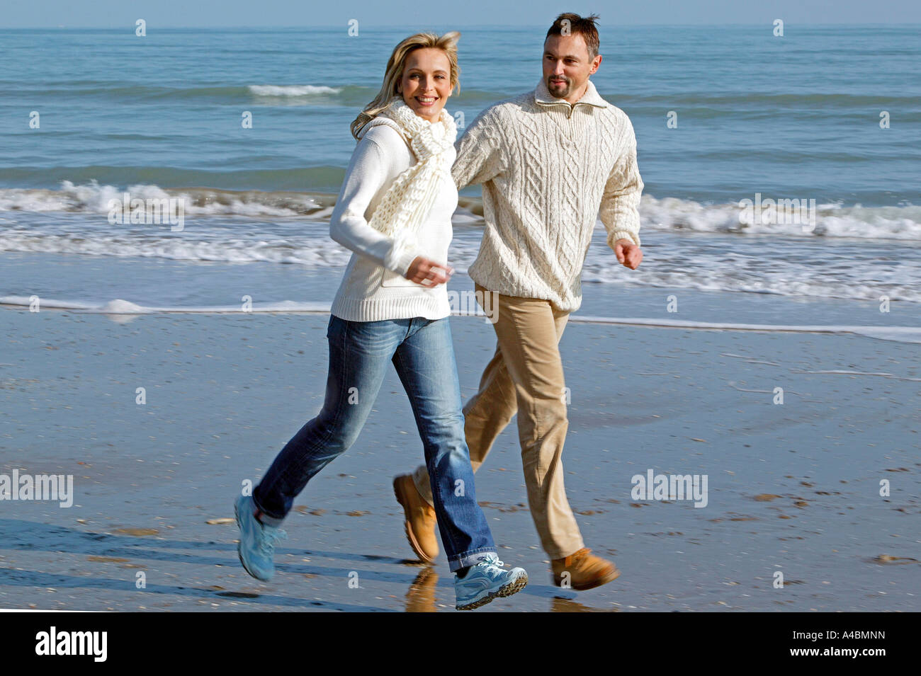 Paar hat Spass am Meer, couple having fun by the sea Stock Photo - Alamy