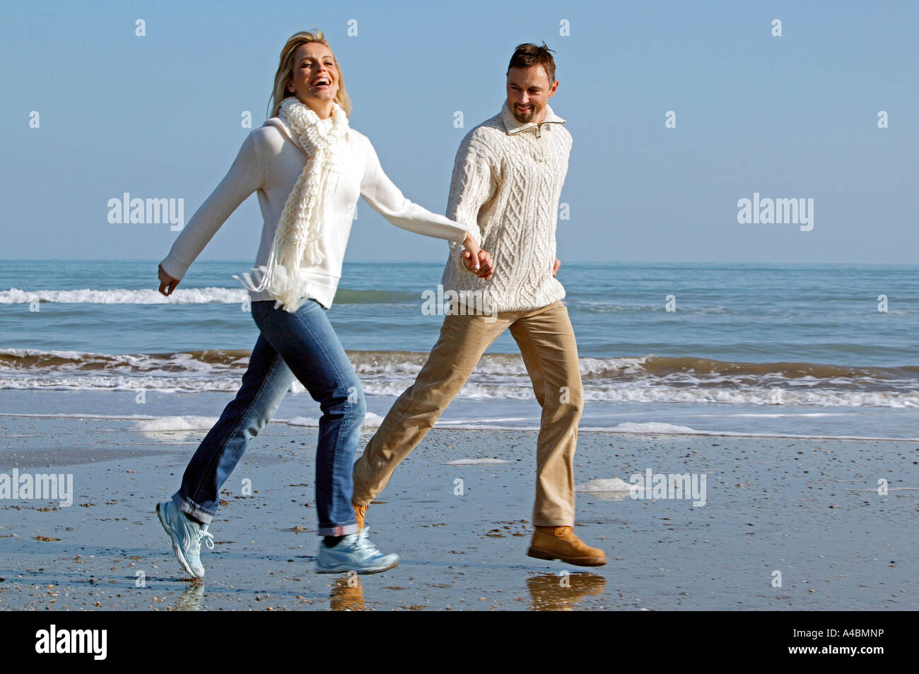 Paar hat Spass am Meer, couple having fun by the sea Stock Photo - Alamy