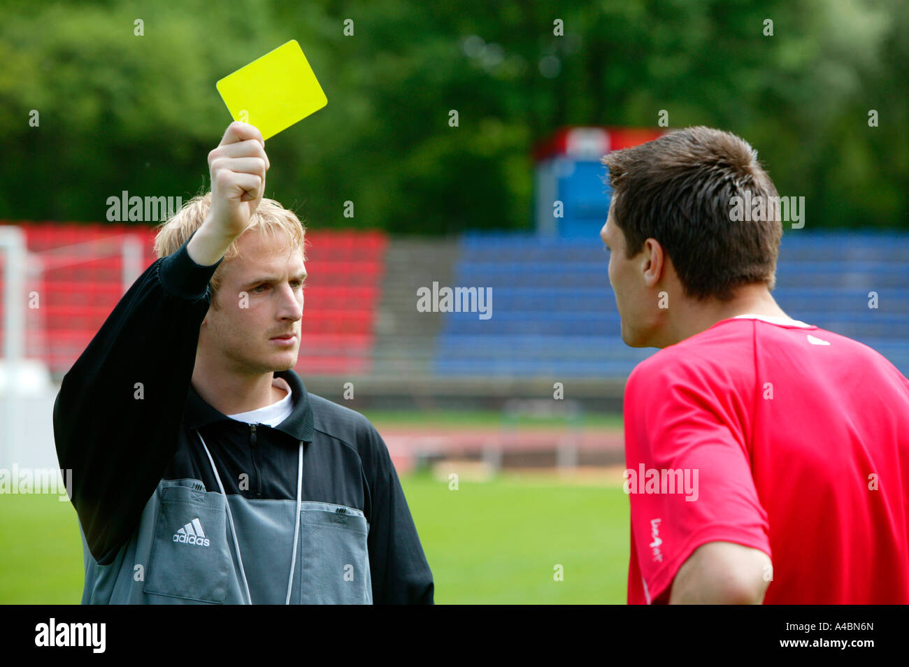 Fussball, soccer referee showing the yellow card Stock Photo - Alamy