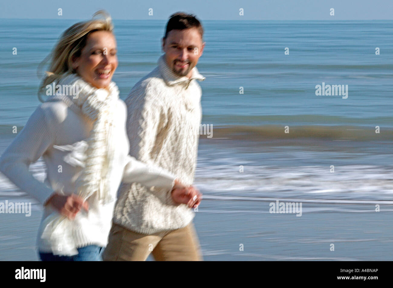 Paar hat Spass am Meer, couple having fun by the sea Stock Photo - Alamy
