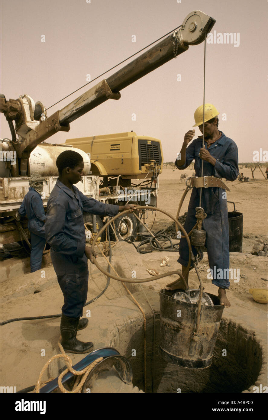 Man digging a hole sweat hi-res stock photography and images - Alamy