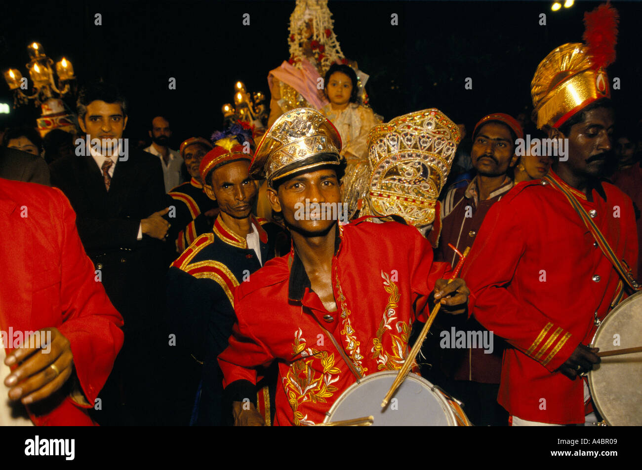 Gold uniforms hi-res stock photography and images - Alamy