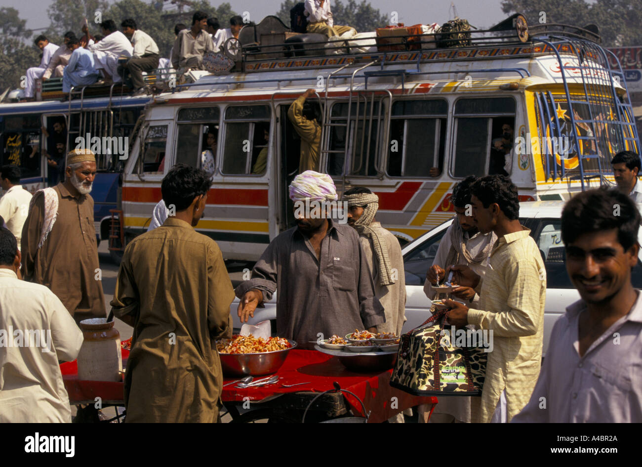 Lahore street hi-res stock photography and images - Alamy