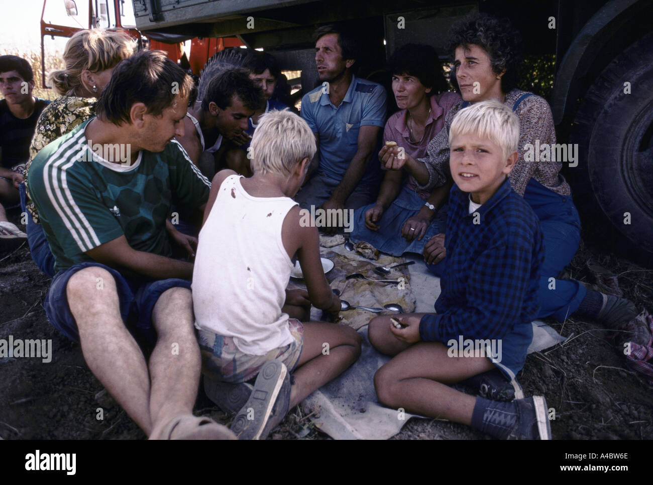 Grief mourning crowd coffin hi-res stock photography and images - Alamy