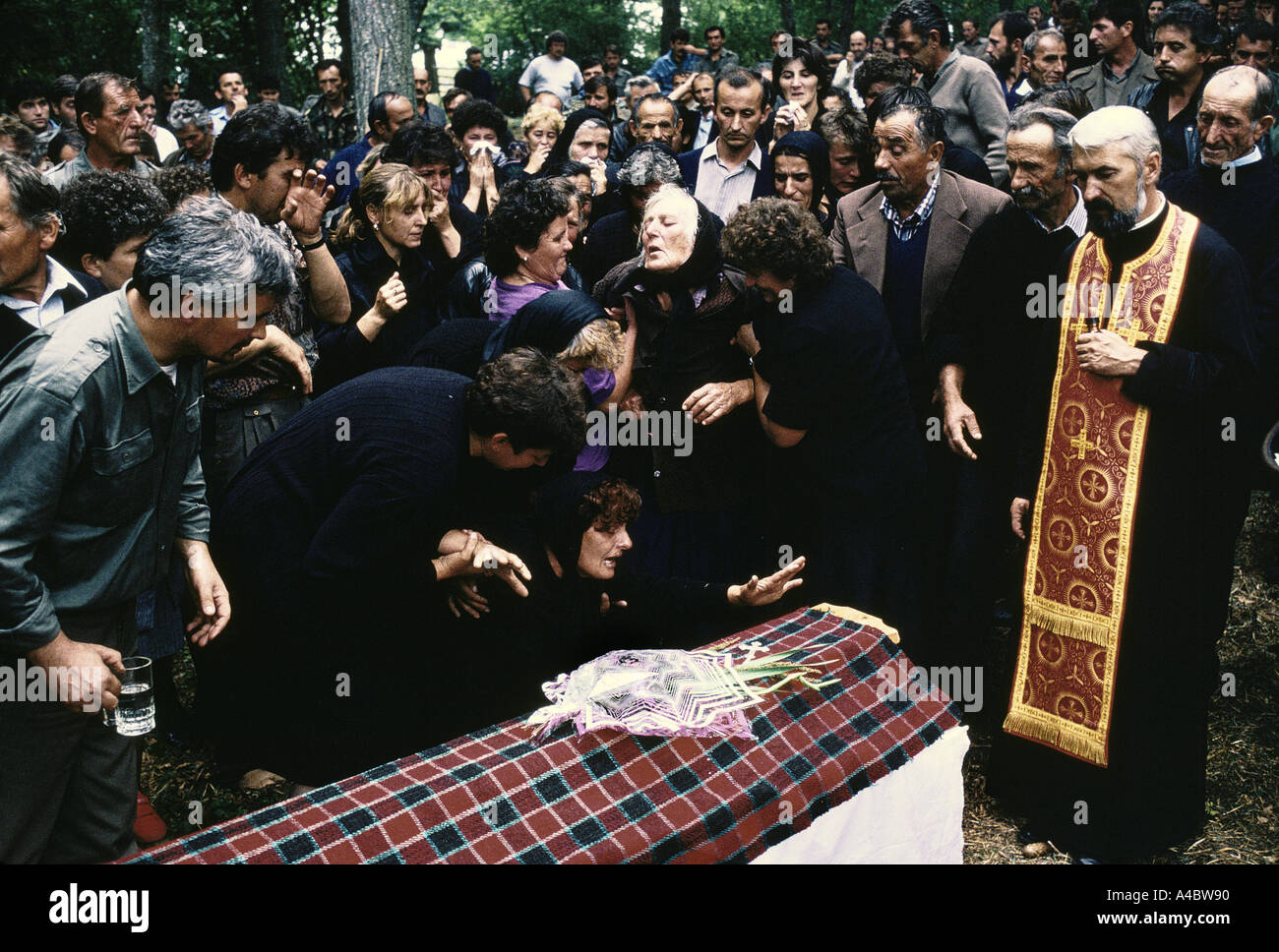 Grief mourning crowd coffin hi-res stock photography and images - Alamy