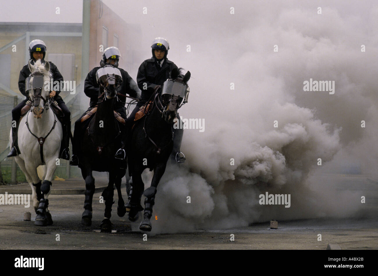 Mounted riot police hi-res stock photography and images - Alamy