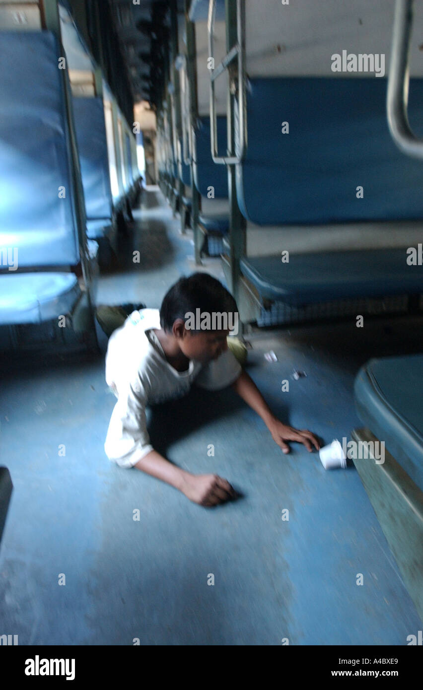 Homeless street child in mumbai hi-res stock photography and images - Alamy