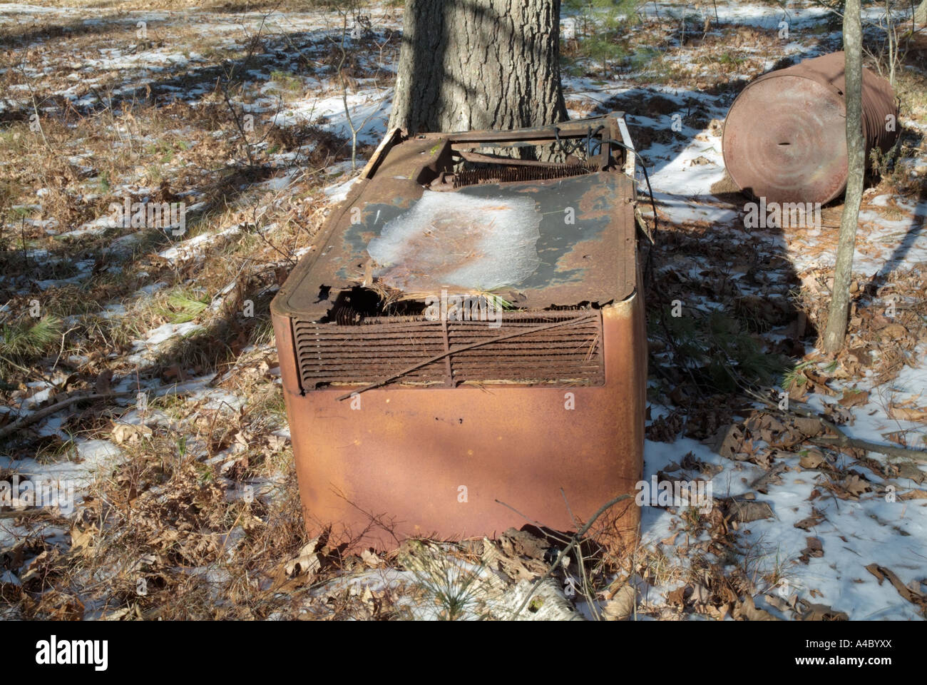 Dumped refrigerator hi-res stock photography and images - Alamy