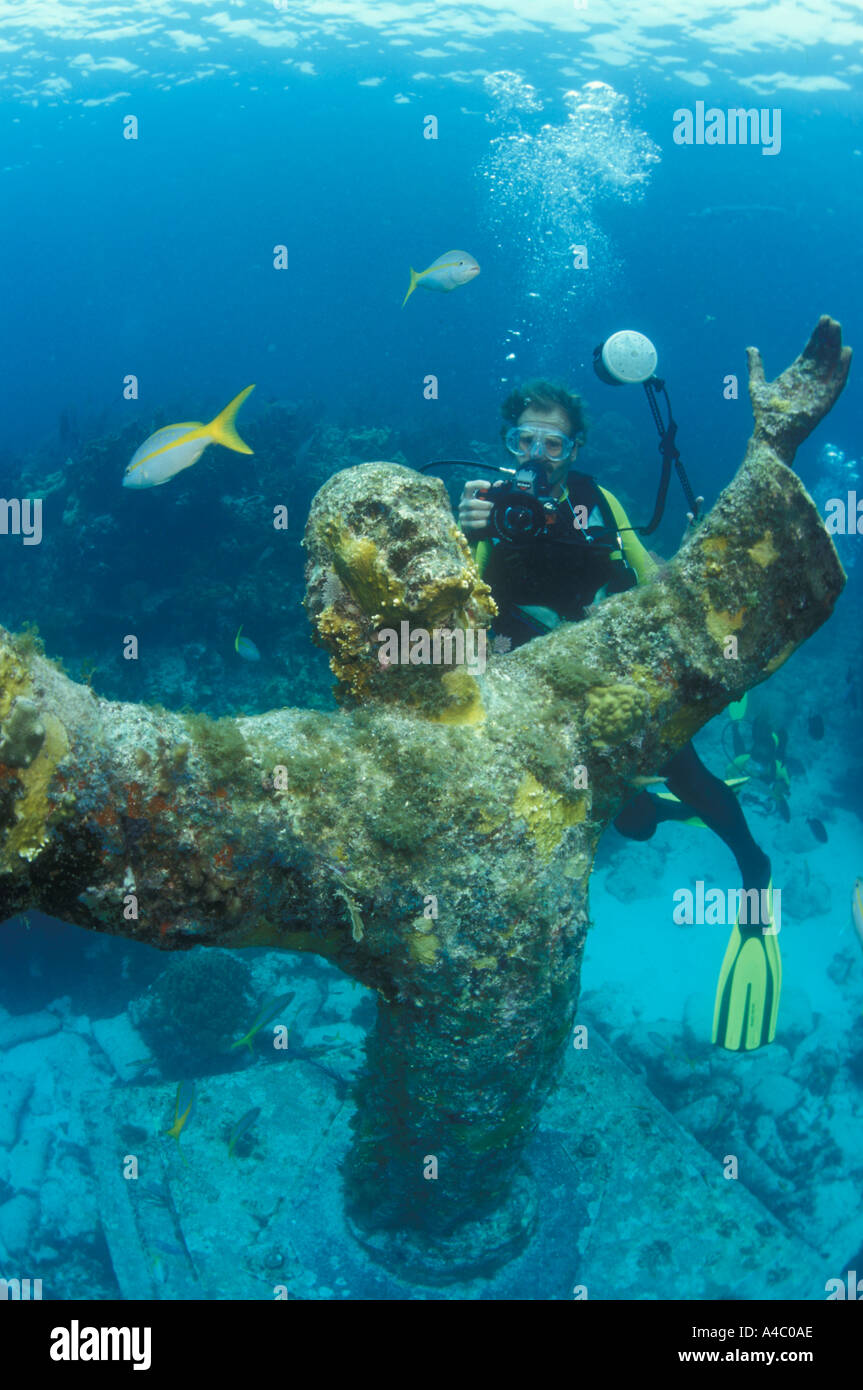 UNDERWATER PHOTOGRAPHER AND THE STATUE OF CHRIST OF THE ABYSS KEY LARGO ...