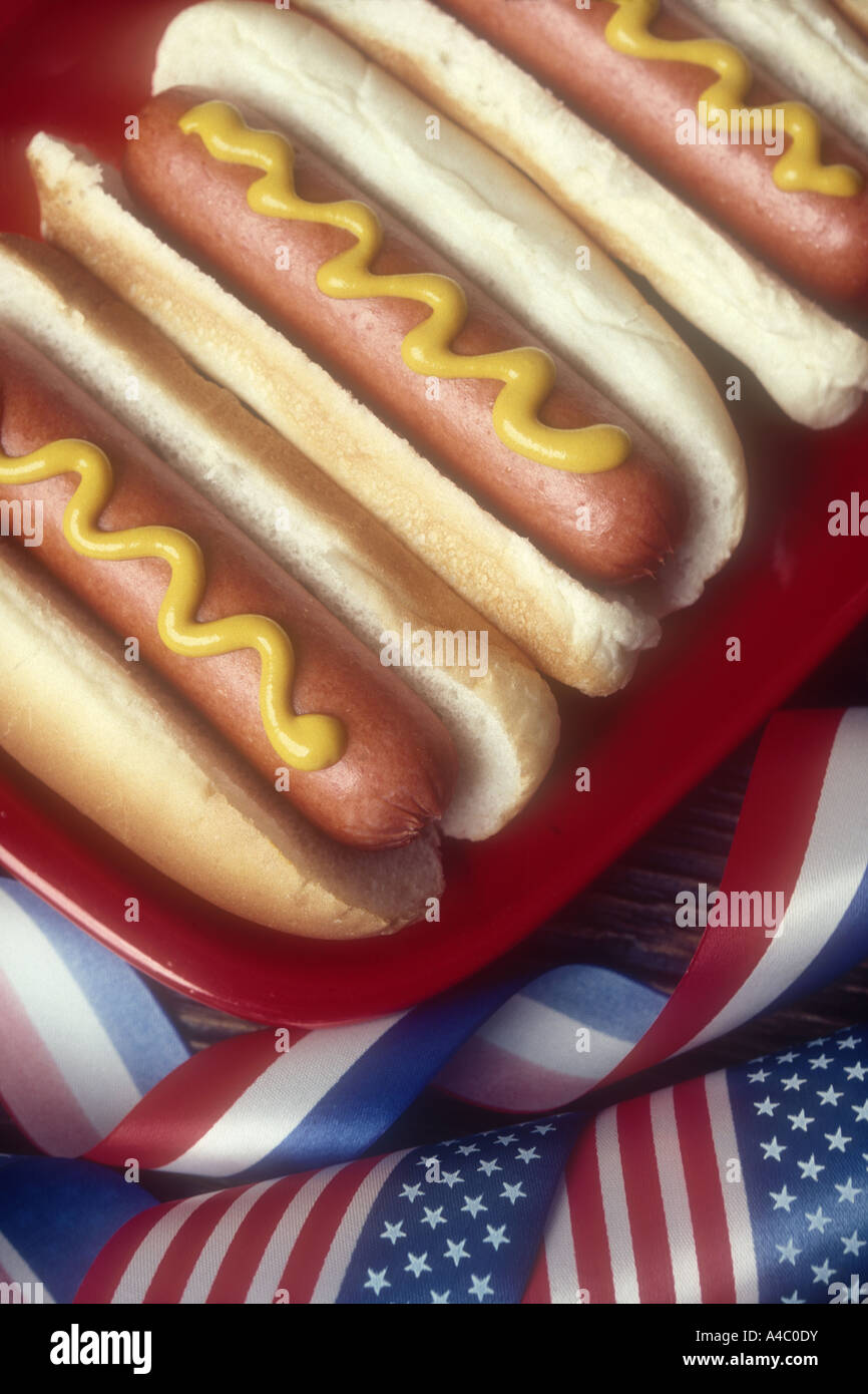 Red hot dogs hi-res stock photography and images - Alamy