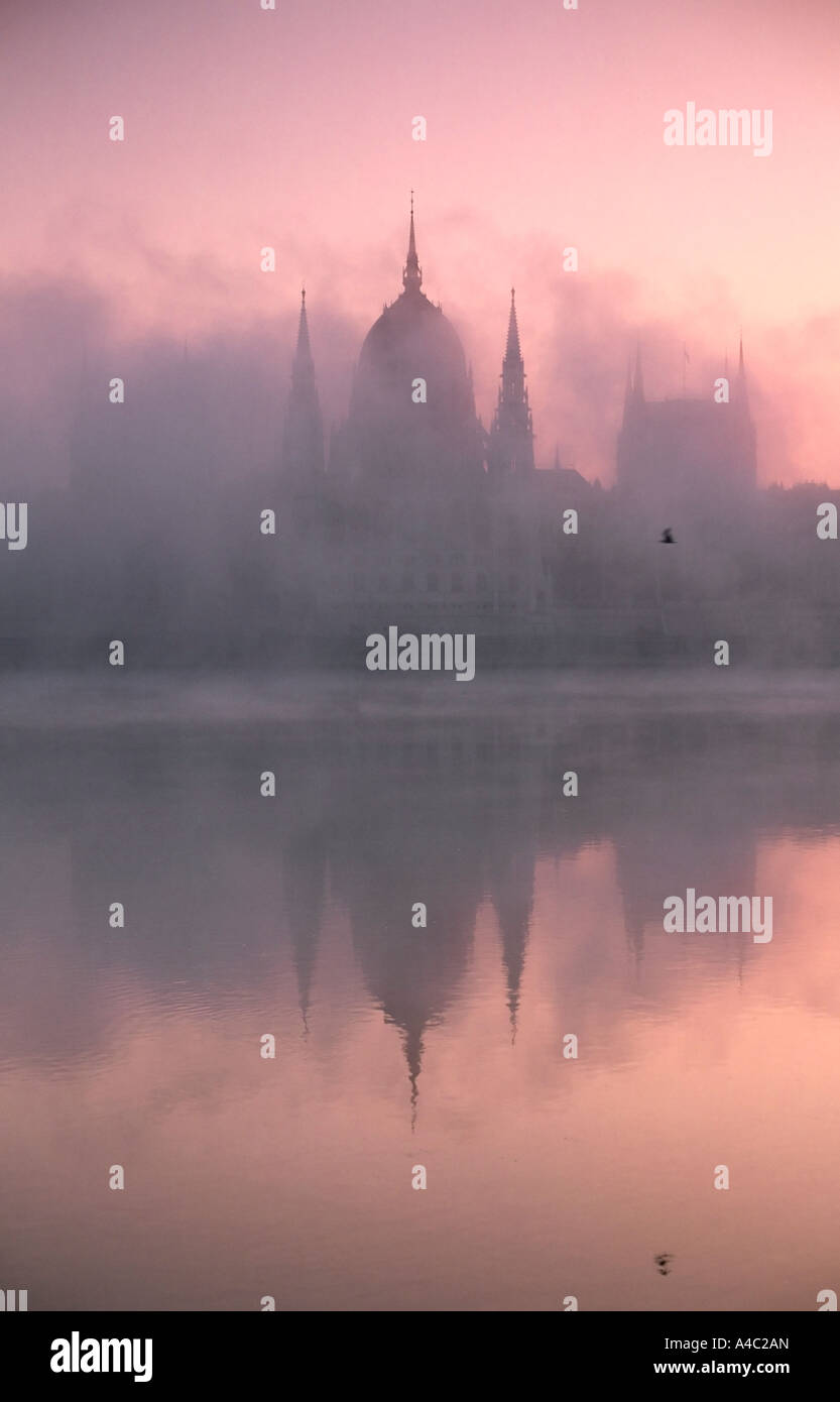 Early morning hungarian parliament hi-res stock photography and images ...