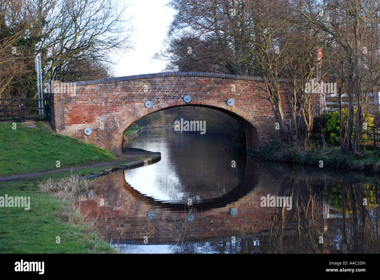 Bridge over Coventry Canal at Fradley Stock Photo - Alamy