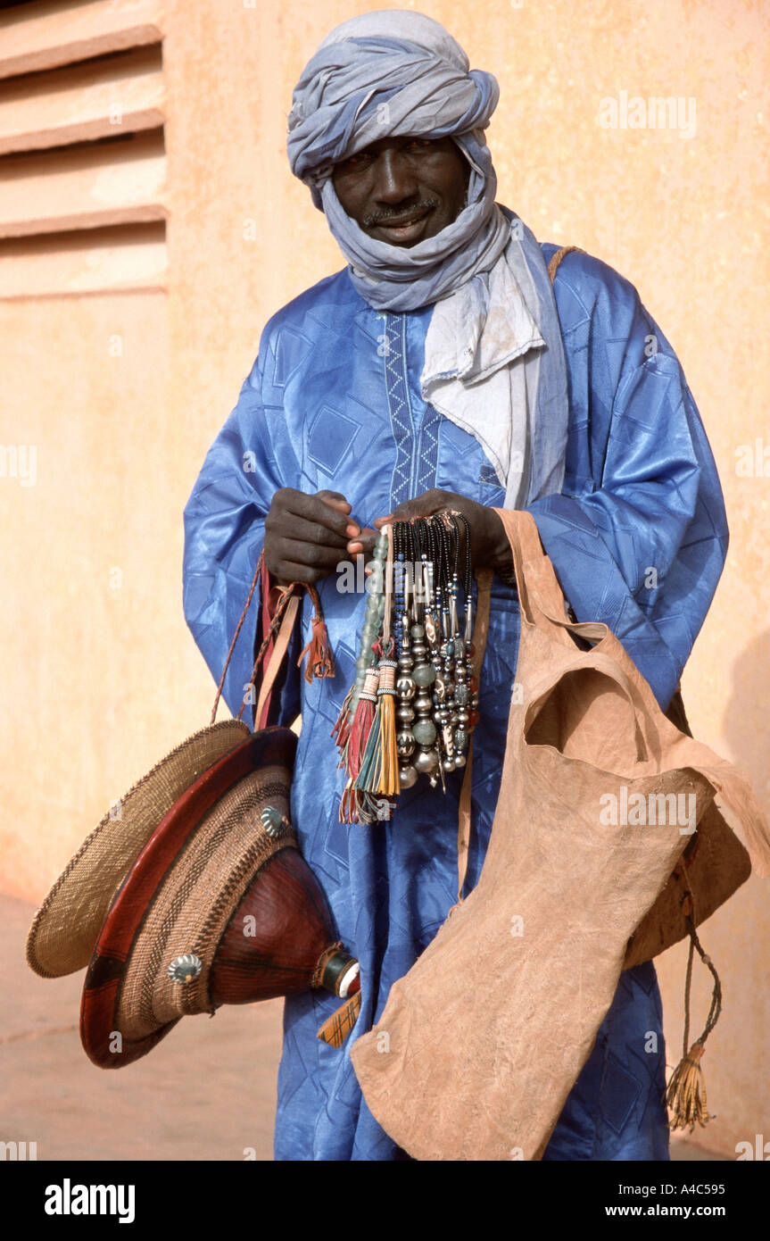 Tuareg selling tourist souvenirs Mopti Stock Photo - Alamy